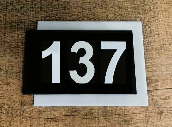 Цифры на дверь, табличка с номером черная 137