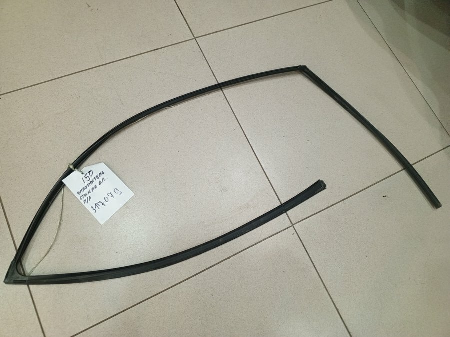 Уплотнитель стекла двери передней левой от Toyota Corolla E150 2006-2013