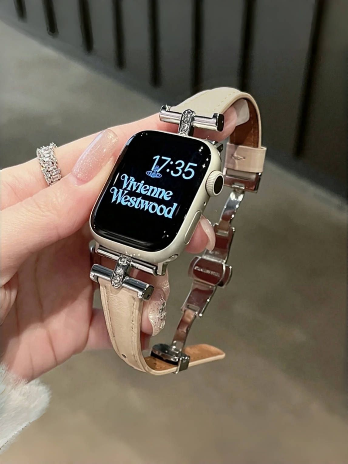 Премиальный кожаный браслет со стразами для Apple Watch, совместимый с моделями 10 и 11 на 42 мм, а также Series 19, SE 38/40/41 мм и SE 3 40 мм.