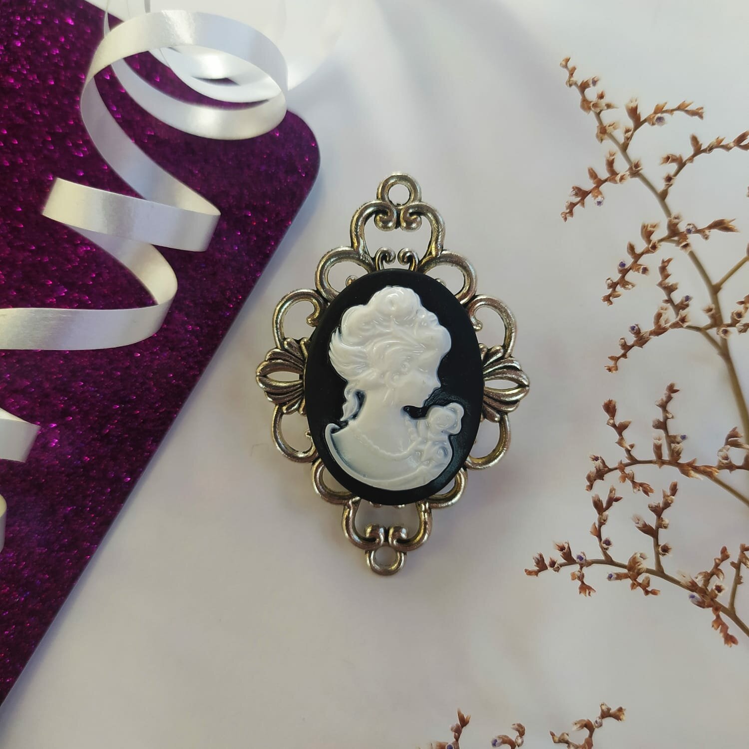 Брошь, пластик