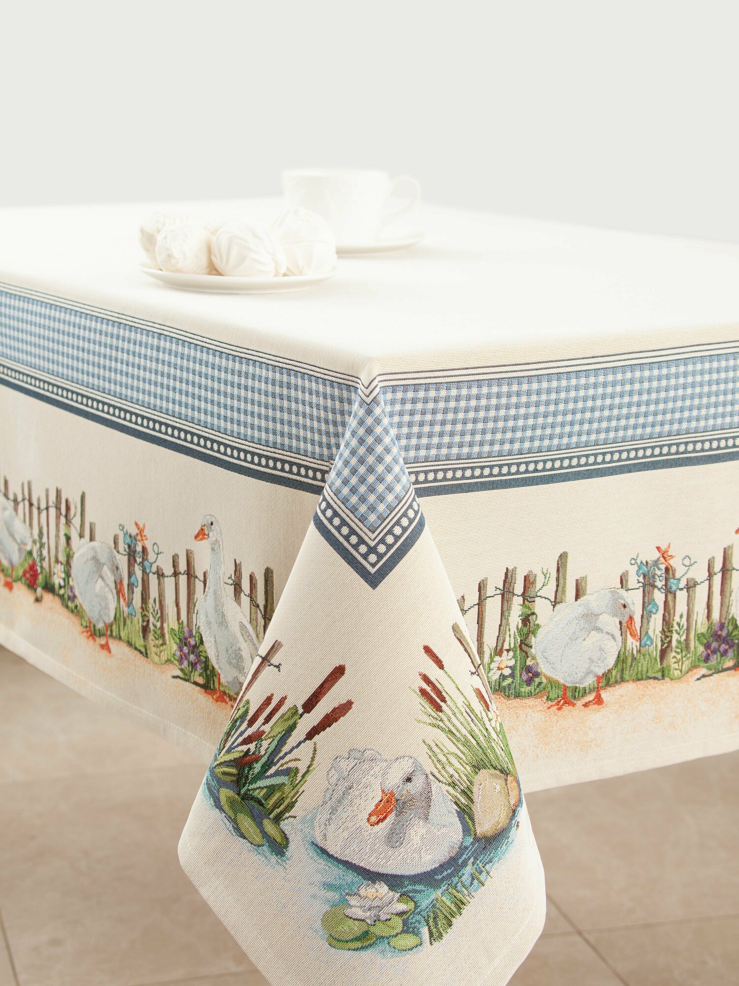Скатерть Le Gobelin Весёлые гуси 140х180 см