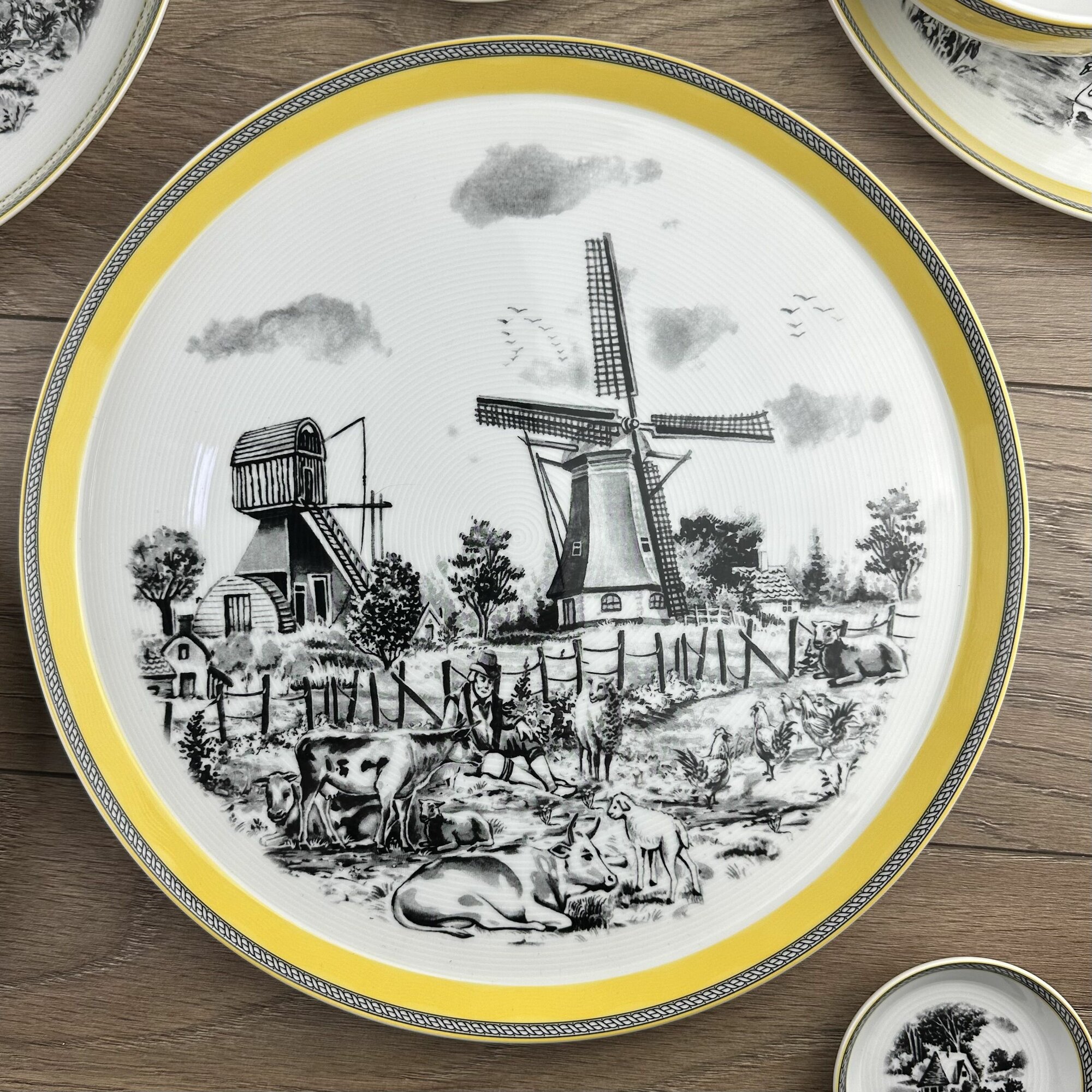 Блюдо с бортиком гладкое фарфоровое 33 см Вилладж Village