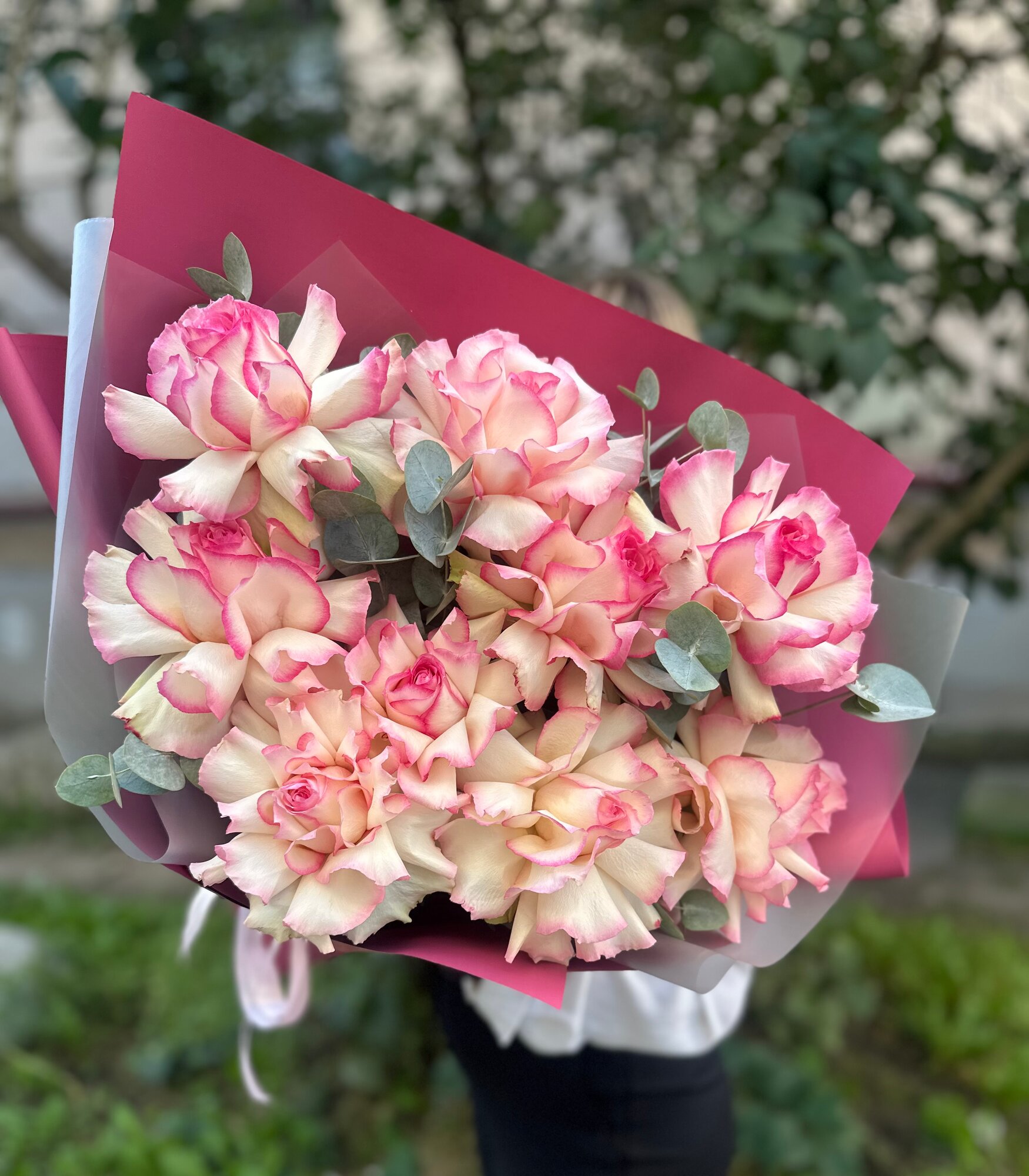 Букет французских роз Эсперанса с эвкалиптом, 50 см, от Skyflora