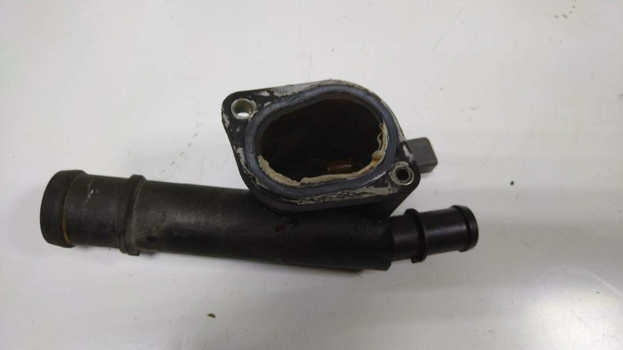 Фланец системы охлаждения Volkswagen Passat B6 (2005 - 2010) 038121133G