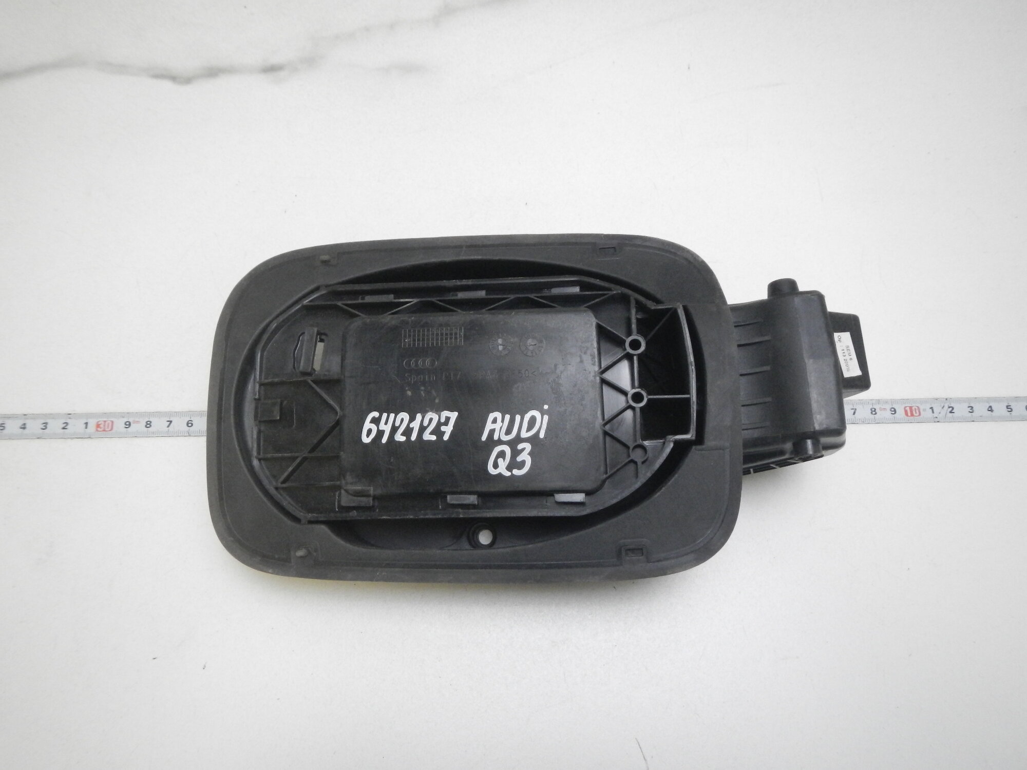 Б/У Ниша лючка бензобака, Audi (Ауди)-Q3 (8U) (12-18) AUDI Q3 (8U) (12-18) Без повреждений. 642127 VAG арт. 8U0809906B
