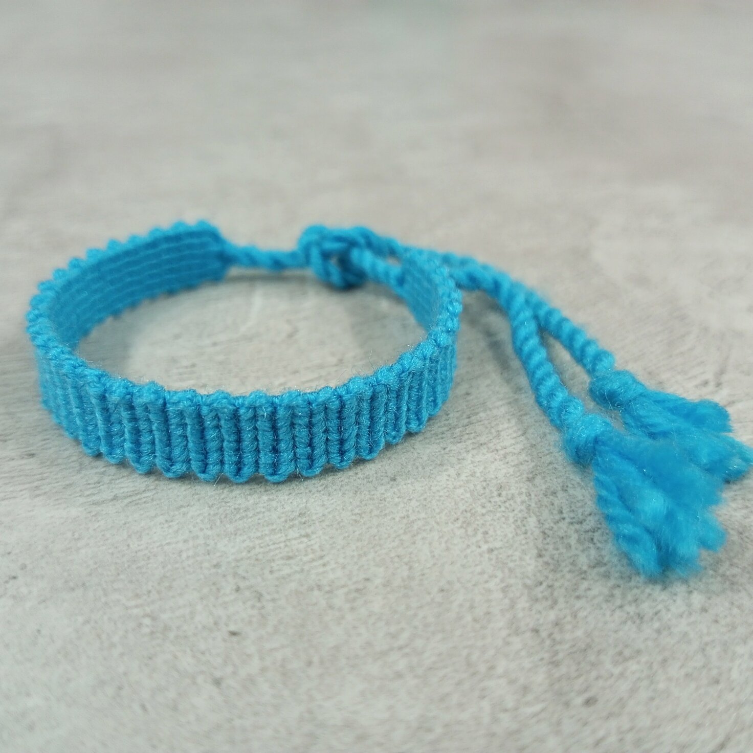 Плетеный браслет