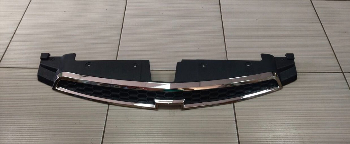 Решетка радиатора Chevrolet Cruze верхняя хром с 2012 г.