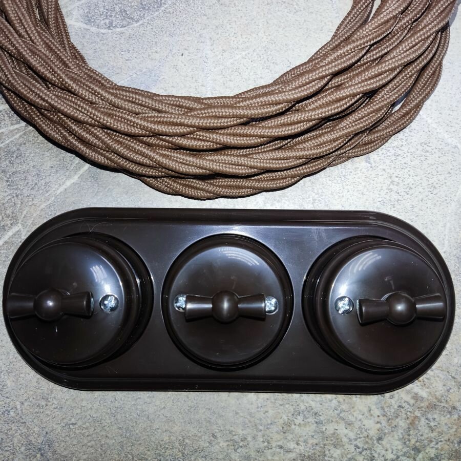 Комплект из трех выключателей 1-клавишный проходных поворотных открытой установки Ретро с трехместной рамкой, цвет коричневый