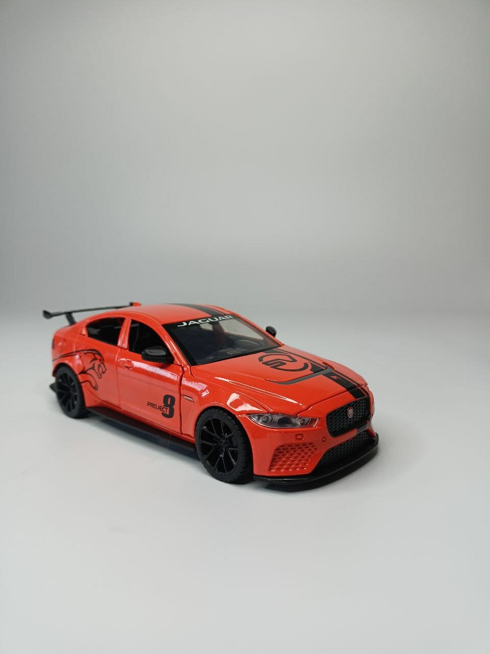 Коллекционная машинка игрушка металлическая JAGUAR XE SV Project 8 для мальчиков масштабная модель 1:24 оранжевый YZ