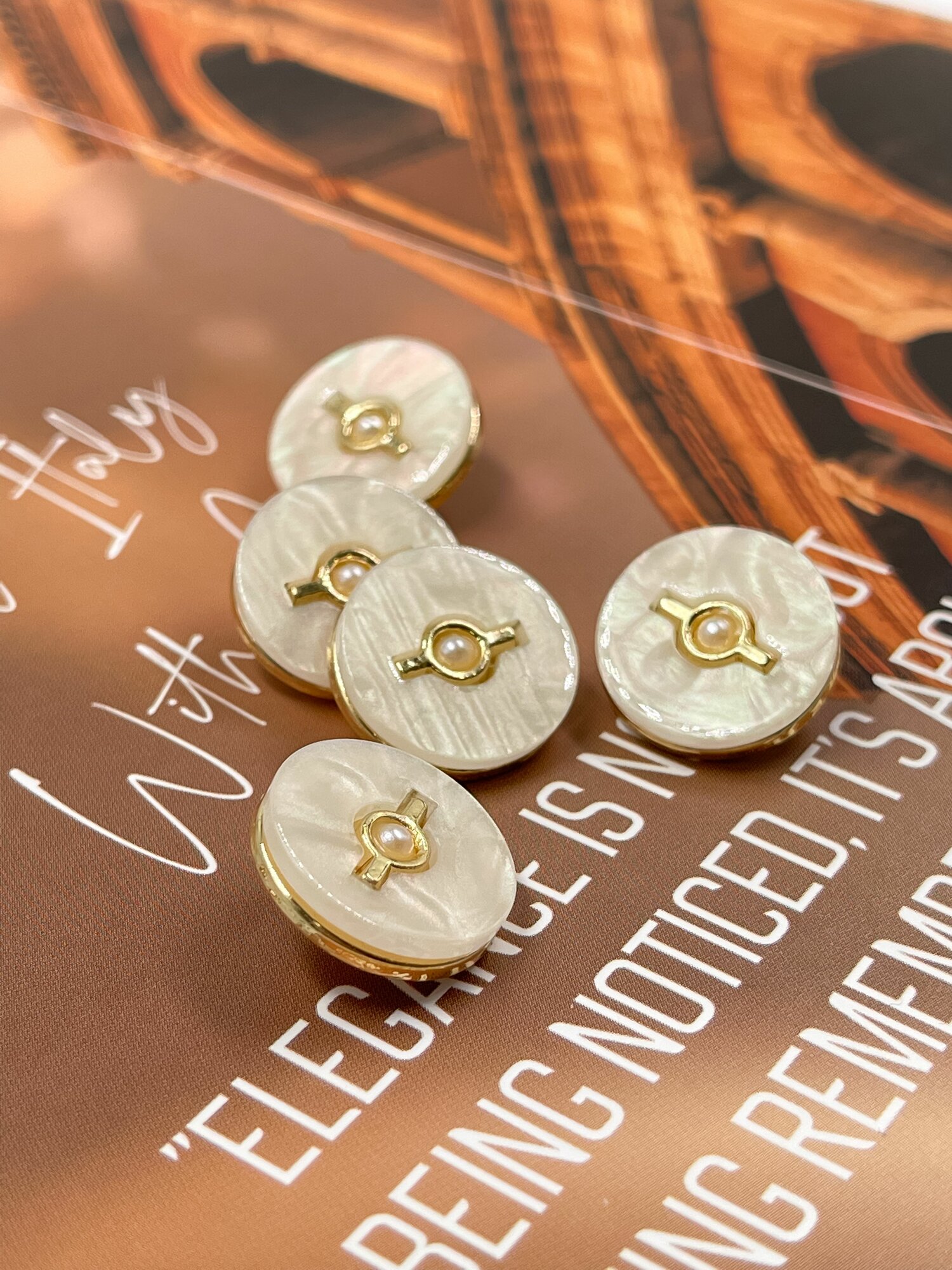 Пуговицы белые перламутровые с жемчужиной в золотистом обрамлении 17 мм, 5 штук