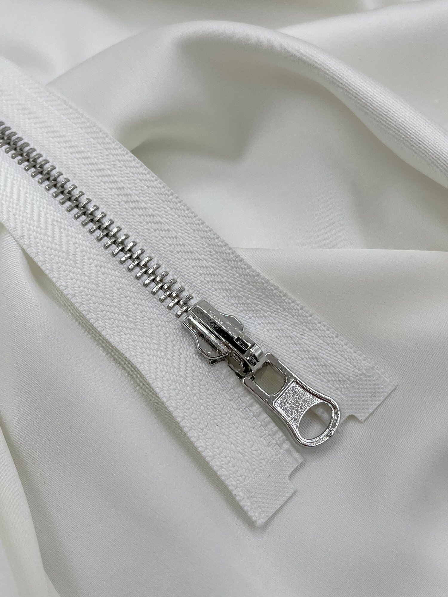 Молния белая с перекидным бегунком разъемная 50 см