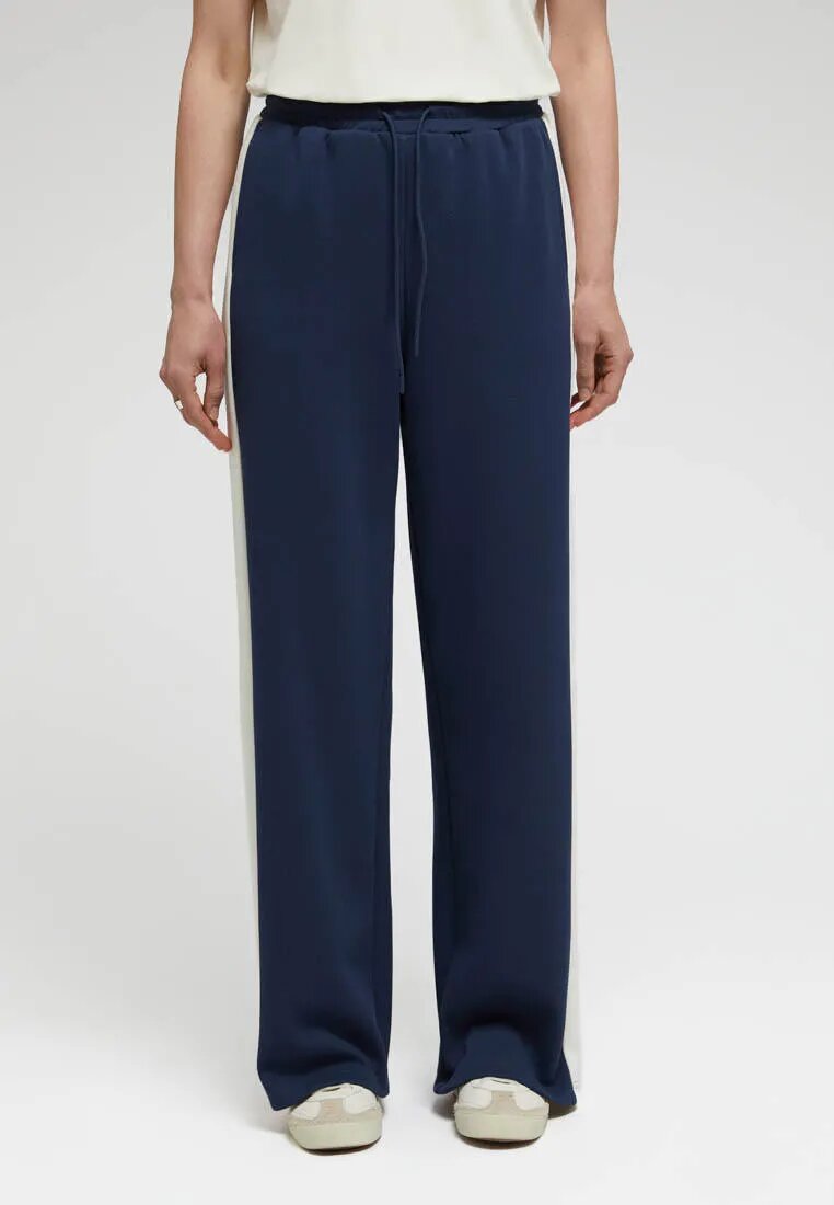 Брюки спортивные с лампасами