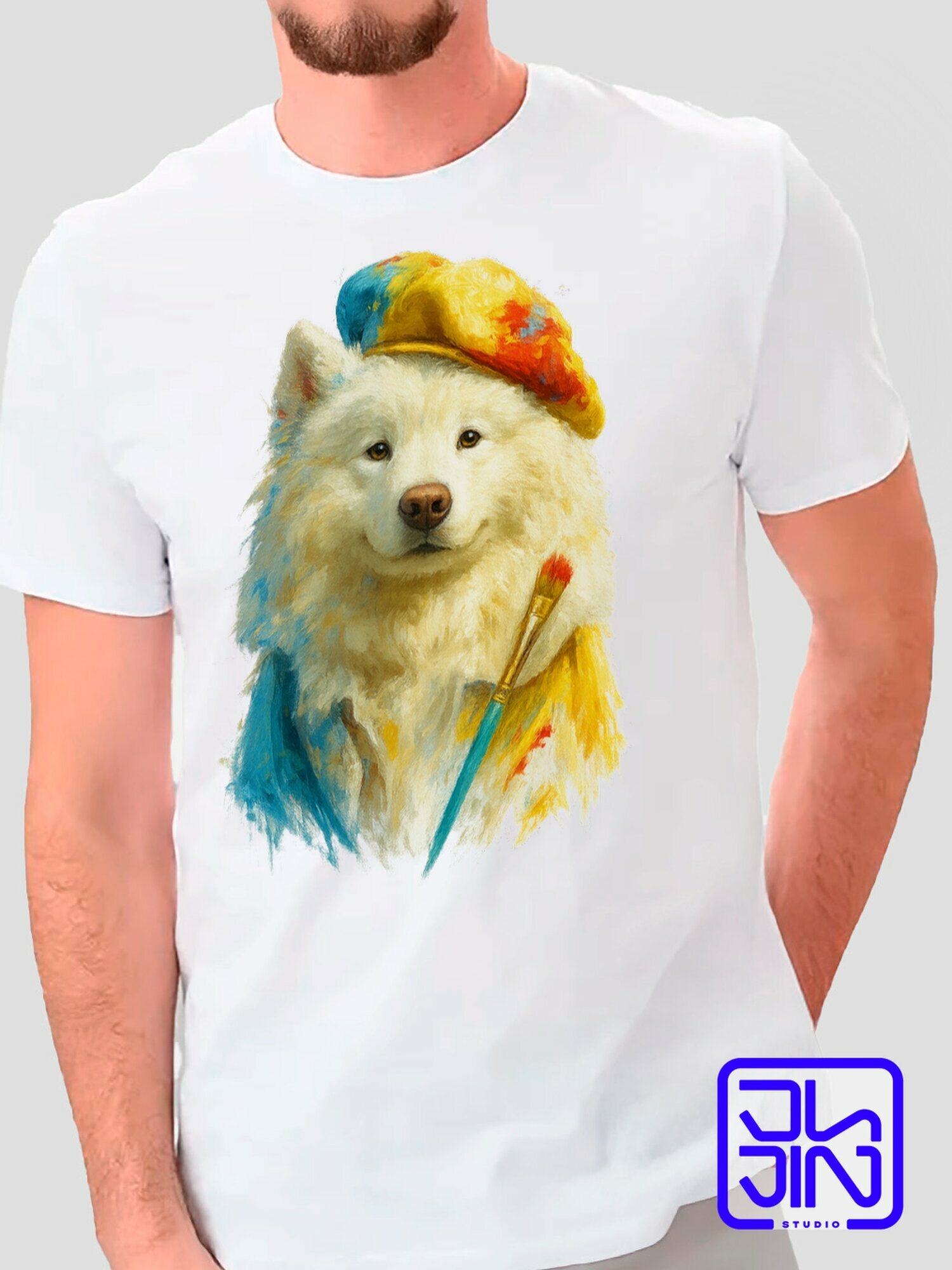 Футболка классическая мужская с авторским принтом Белая молочная собака в ярком, красочном берете с кистью в лапе, белый хлопковый трикотаж с прикольным рисунком на груди