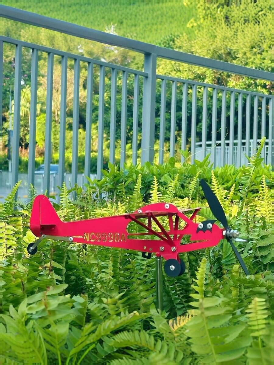 Красный металлический самолет для декора сада Милый красный самолет для украшения газона