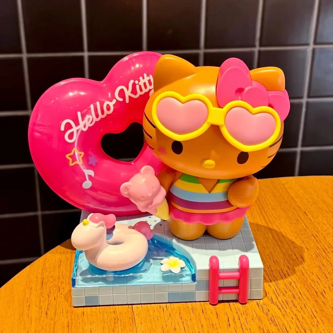 Фигурка KFC X Sanrio Hello Kitty Summer Bandai Розовый, Music LED light