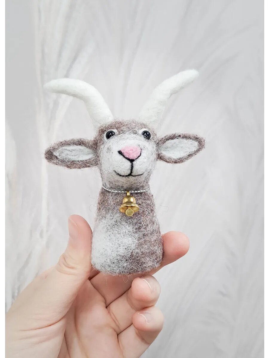 Фигурка декоративная. Коза из шерсти. Ручная работа.