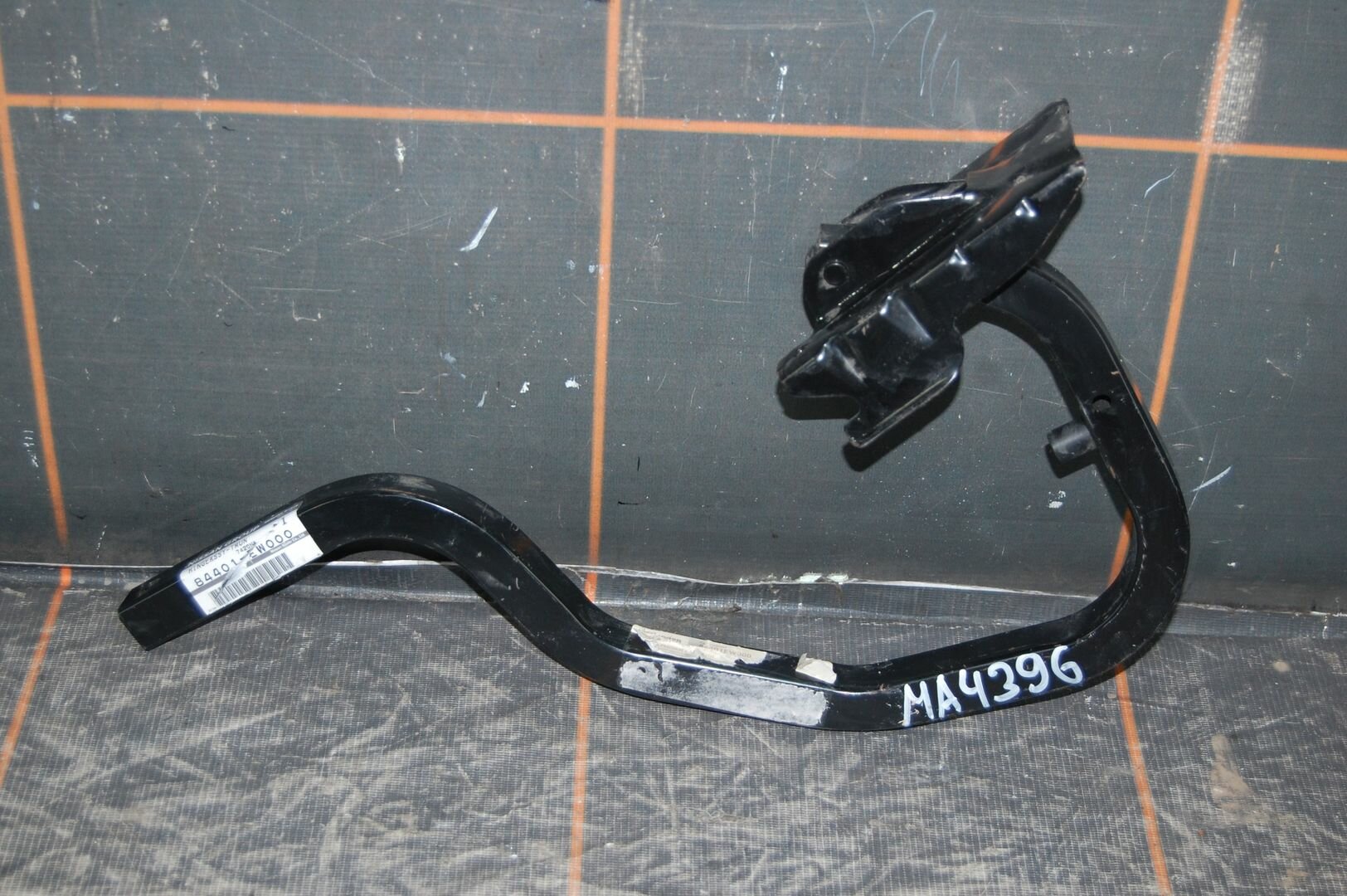 Петля крышки багажника левая для Nissan Almera G15 (2012-18гг) 84401EW000