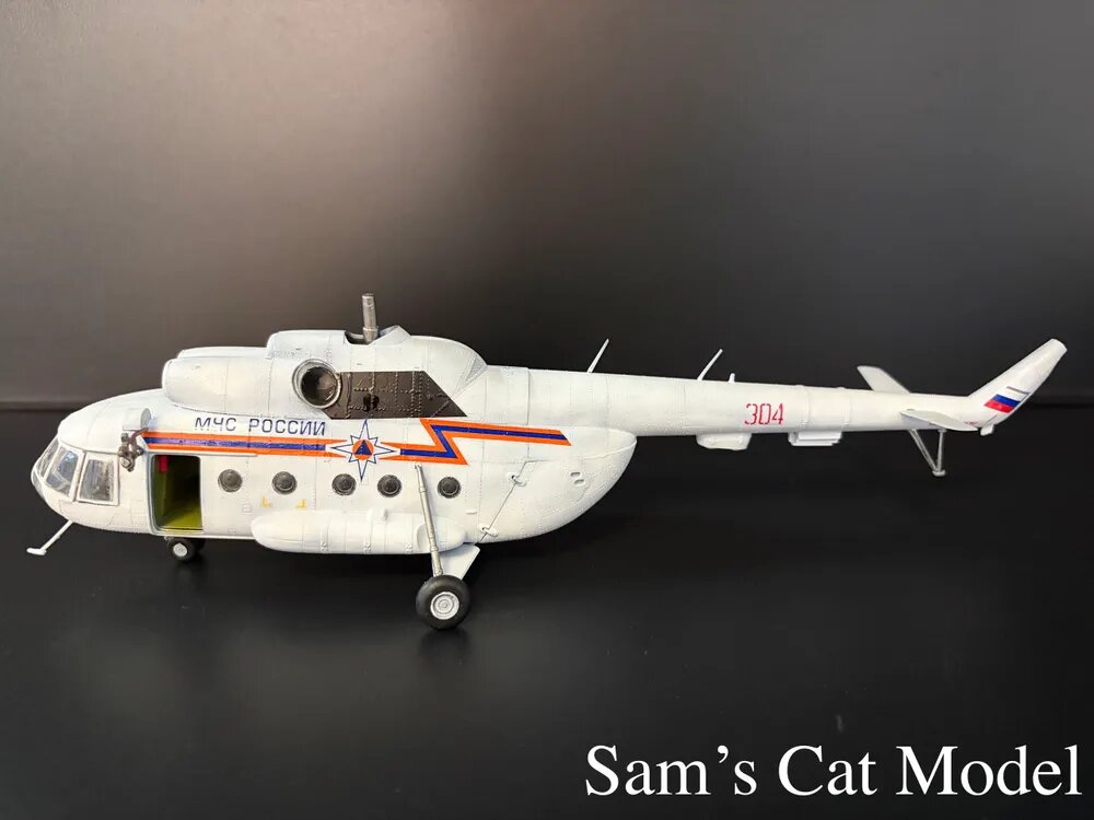 Готовая модель российского вертолёта Ми-8 (спасательный вариант) в масштабе 1/72