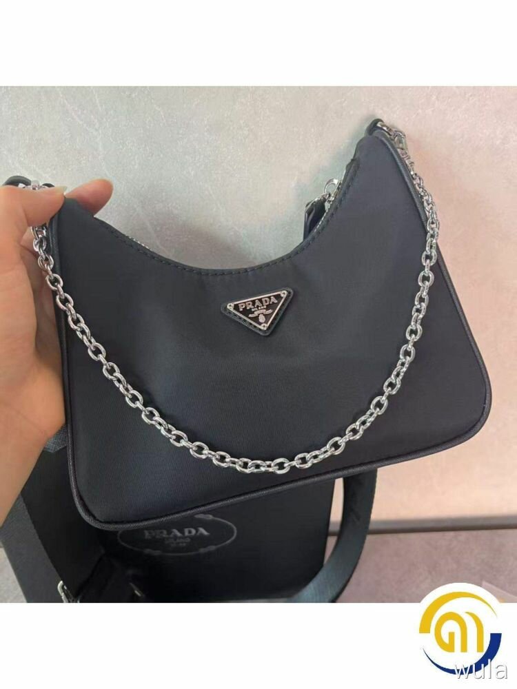 Сумка Prada черная полумесяц с цепочкой 22x18x6.5 см 0.38 кг, baguette, для женщин на каждый день с небольшим кошельком — фото 1