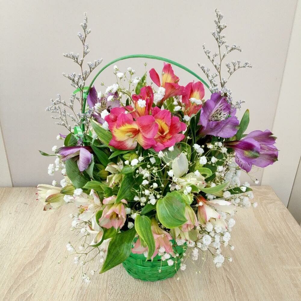 Цветочная композиция в корзинке из Альстромерии, Гипсофилы и Лимониума "Летние Краски"