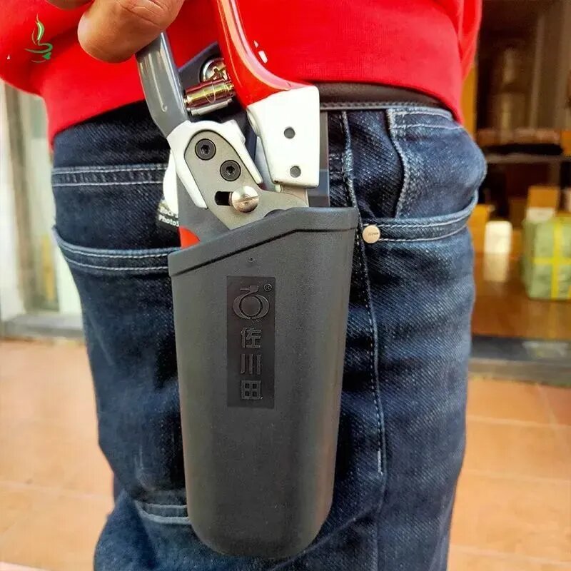 Пояс для садовых инструментов с черным пластиковым держателем для секаторов. Прочный, удобный.