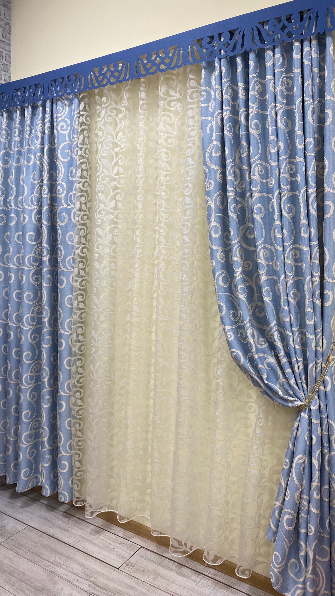 Портьеры лен голубые с бежевыми узорами, ширина 3м, высота 2,7м