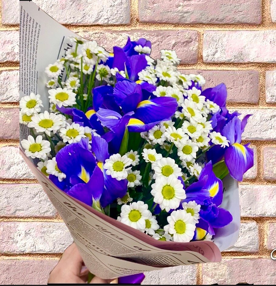 Букет из ирисов и кустовых хризантем 11шт