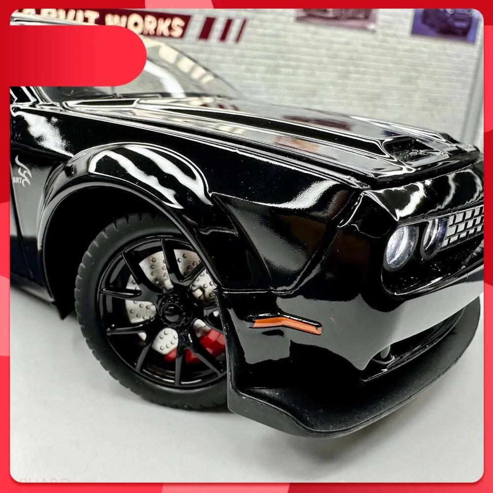 Металлическая коллекционная игрушечная машинка Dodge Challenger SRT HellCat 1/24 черного цвета с открывающимися дверями и капотом — фото 1