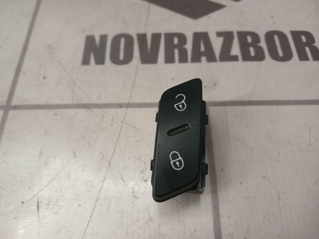 Кнопка центрального замка VW Golf 5 03-09