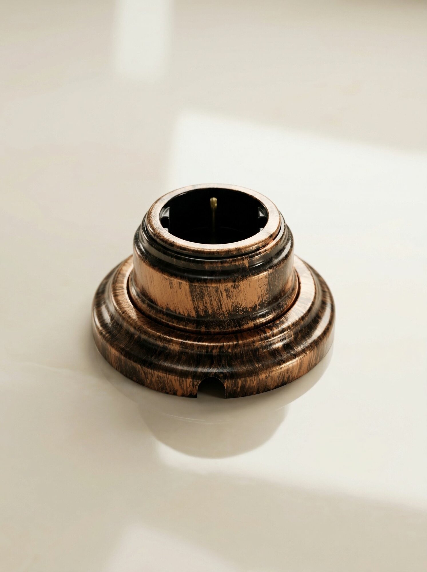 Розетка с заземляющим контактом с декоративной рамкой, цвет медь