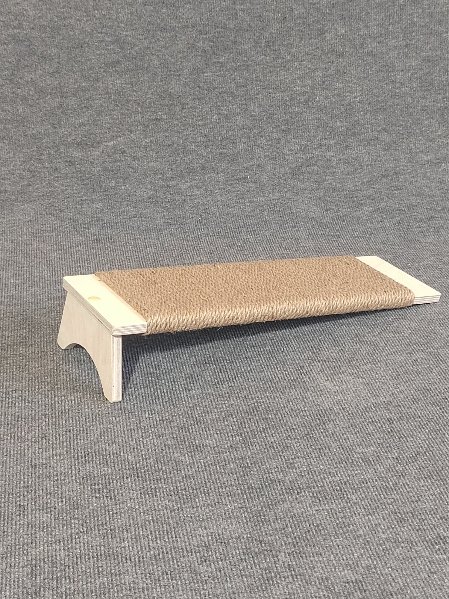 Когтеточка VIMBESK "Горка", двусторонняя, джутовая обмотка, 50x14x10 см
