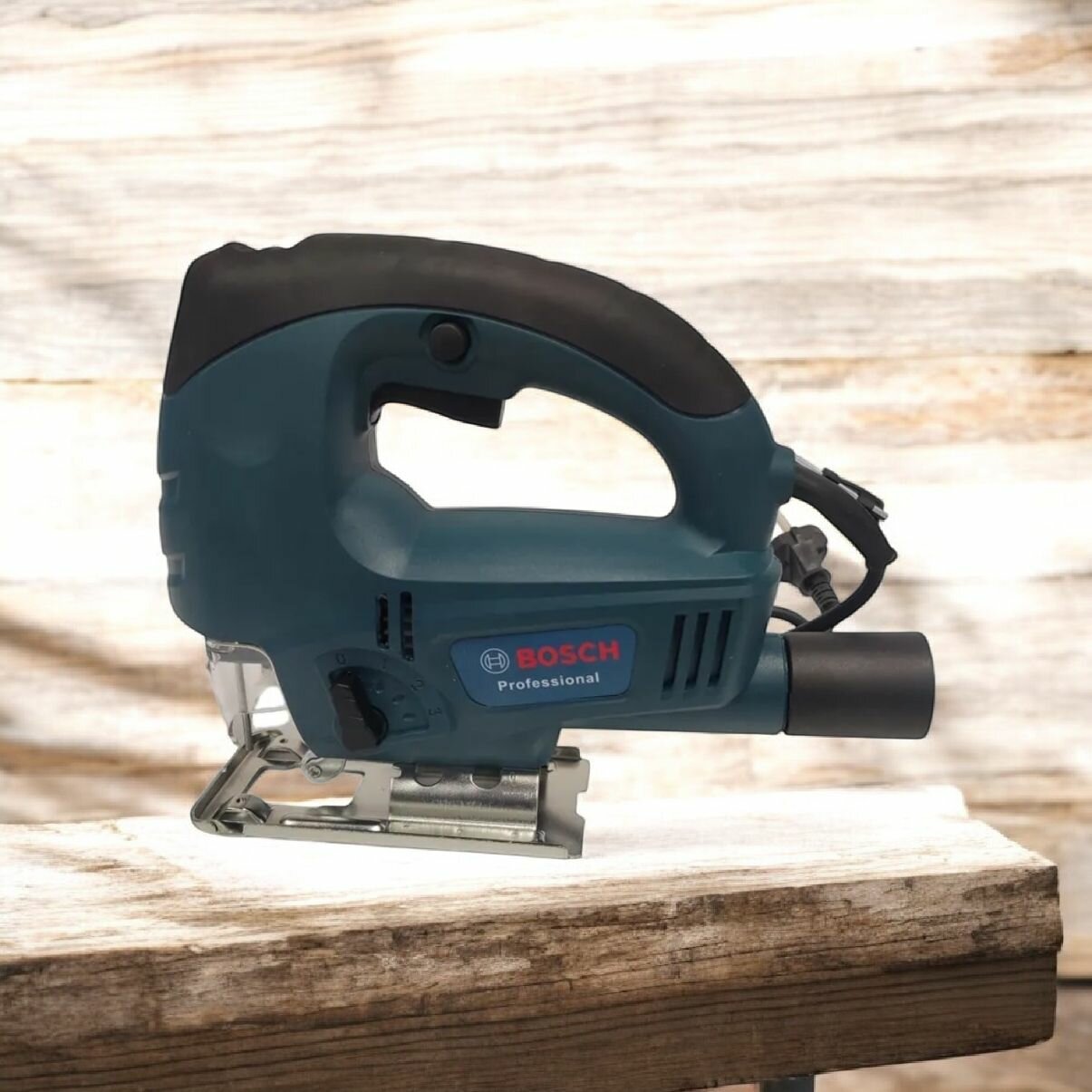 Лобзик Bosch c лазером 900w