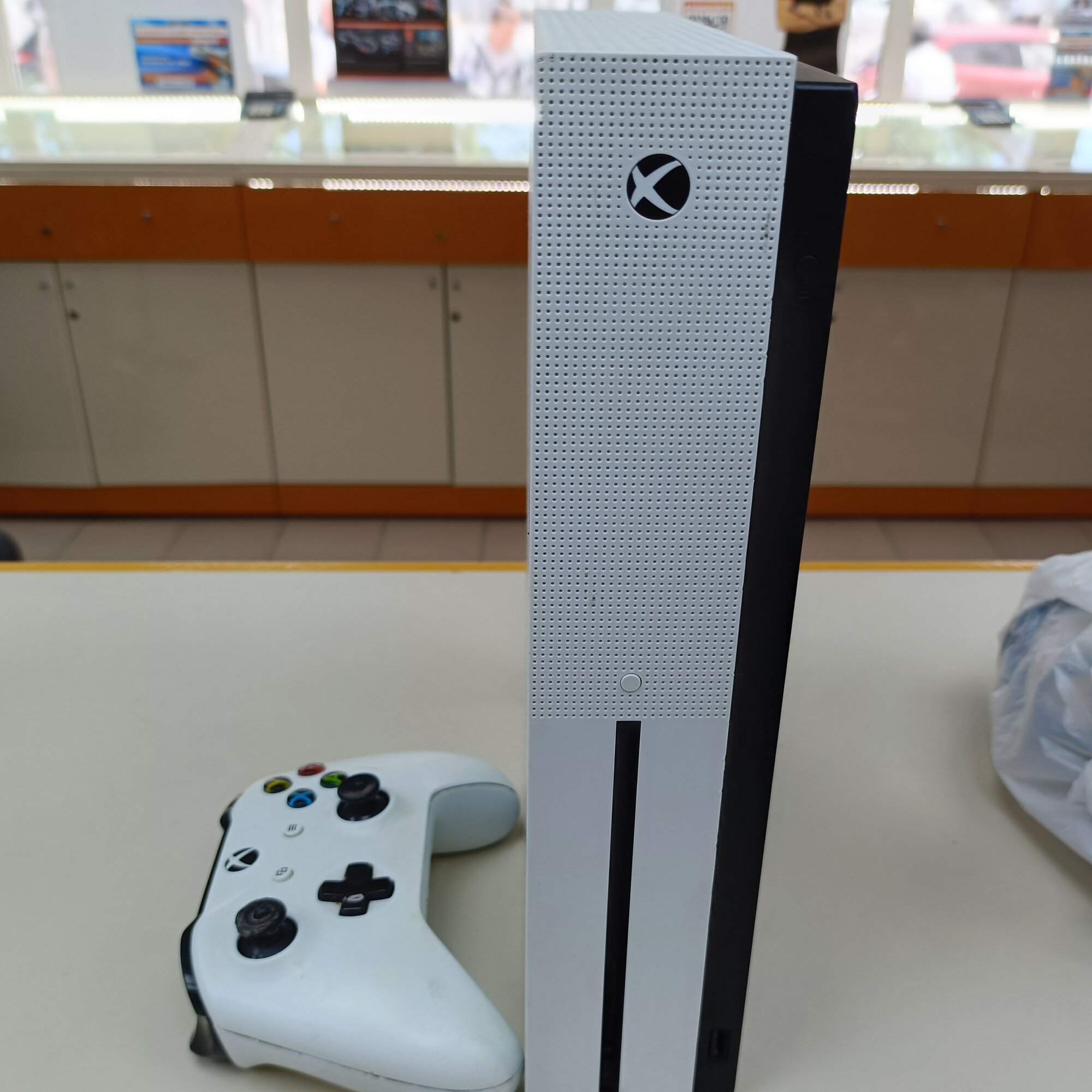Игровая приставка Microsoft Xbox One S, , 500GB, белый б/у уценка