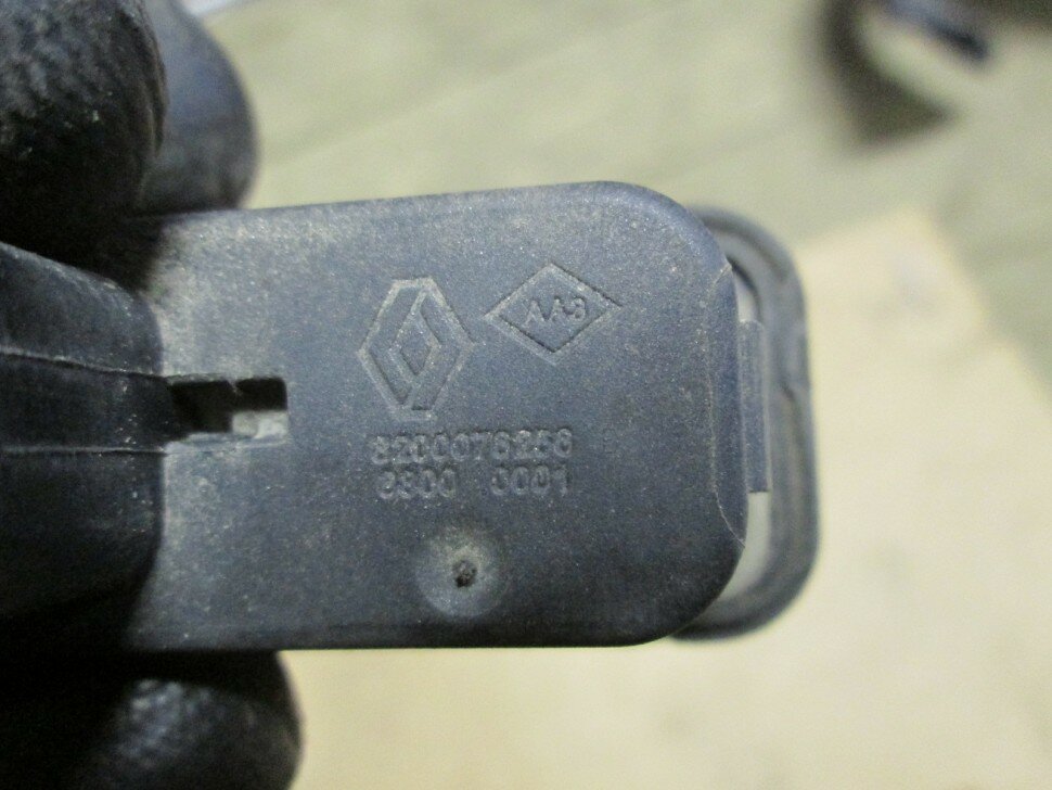 Кнопка открывания багажника 8200076256 Renault Megane 2, Megane 3 2002> б/у