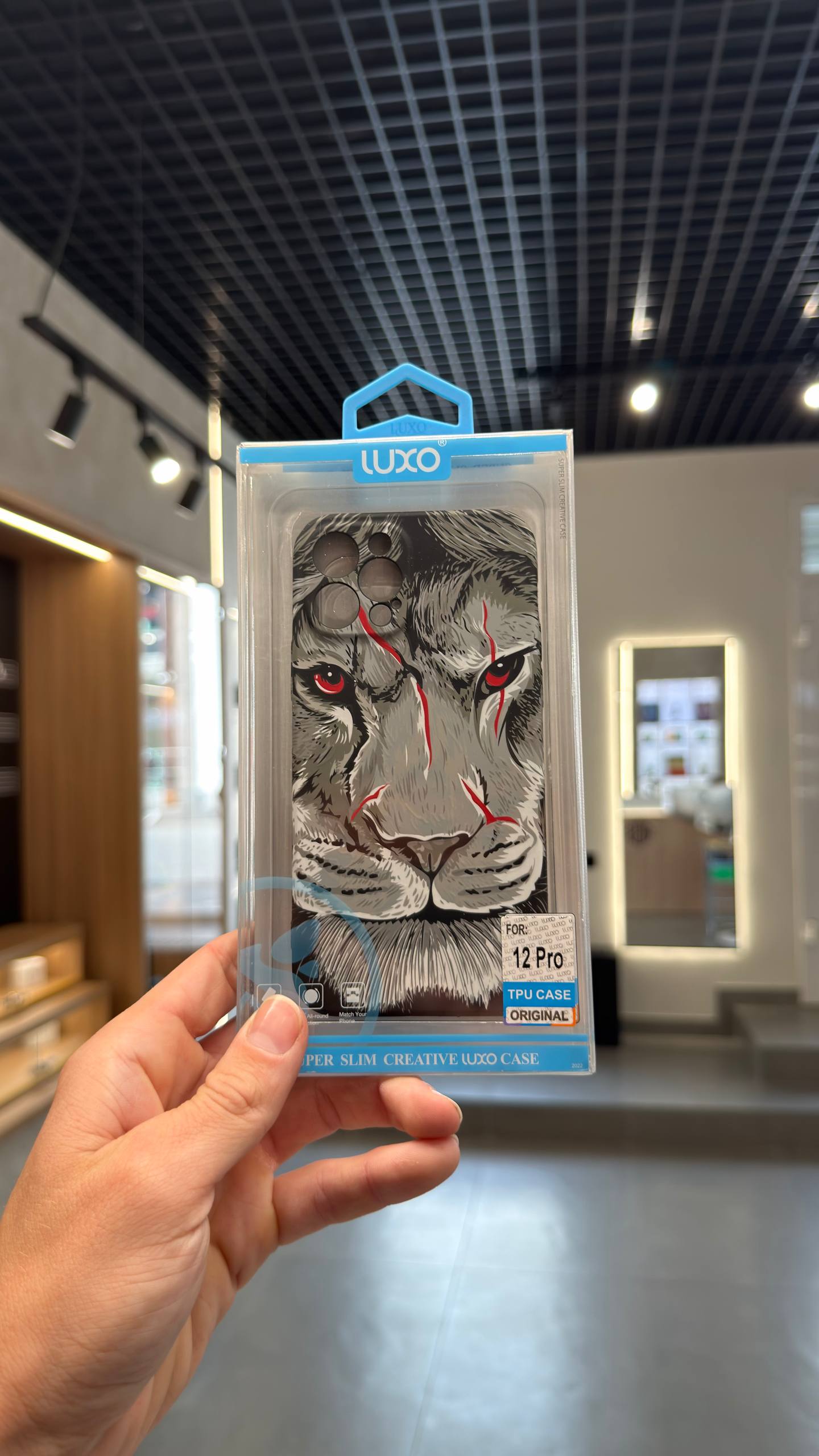Светящийся чехол на iPhone 12 Pro с рисунком KAWS