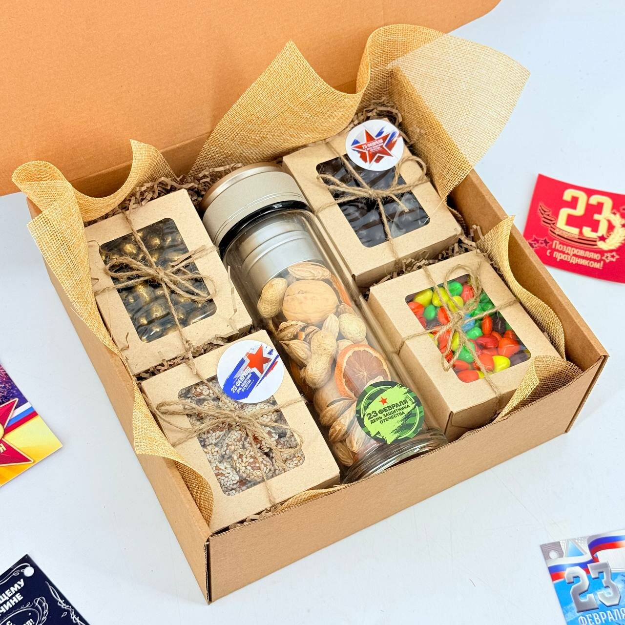 Подарок мужчине на 23 февраля. Подарочный набор орехов со стеклянным термосом заварником