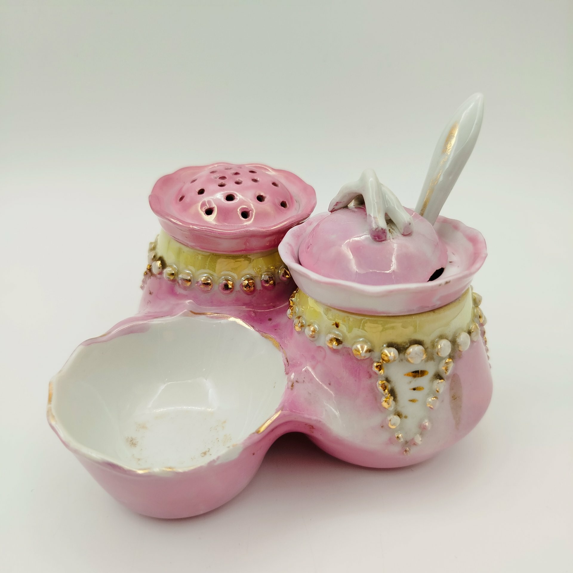 Солонка (перечница) трехсекционная розового оттенка с ложкой, фарфор, люстр