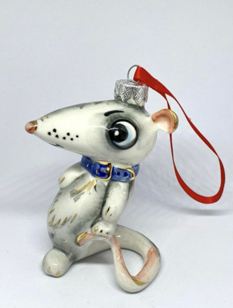 Крыска Лариска из сказки Чебурашка в синем ошейнике ёлочная игрушка от Лефортовского фарфора