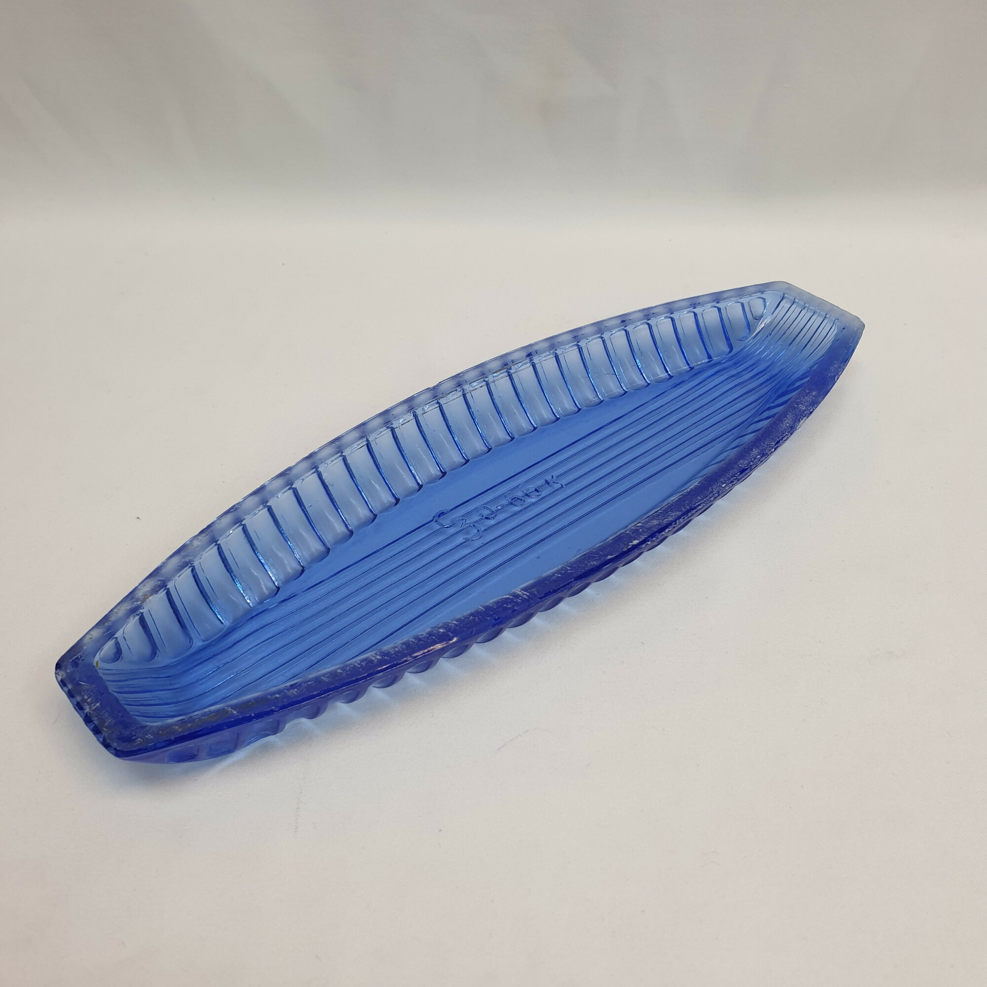 Винтажная селедочница 27х9 см, цветное стекло, есть по ободку шероховатости, СССР.