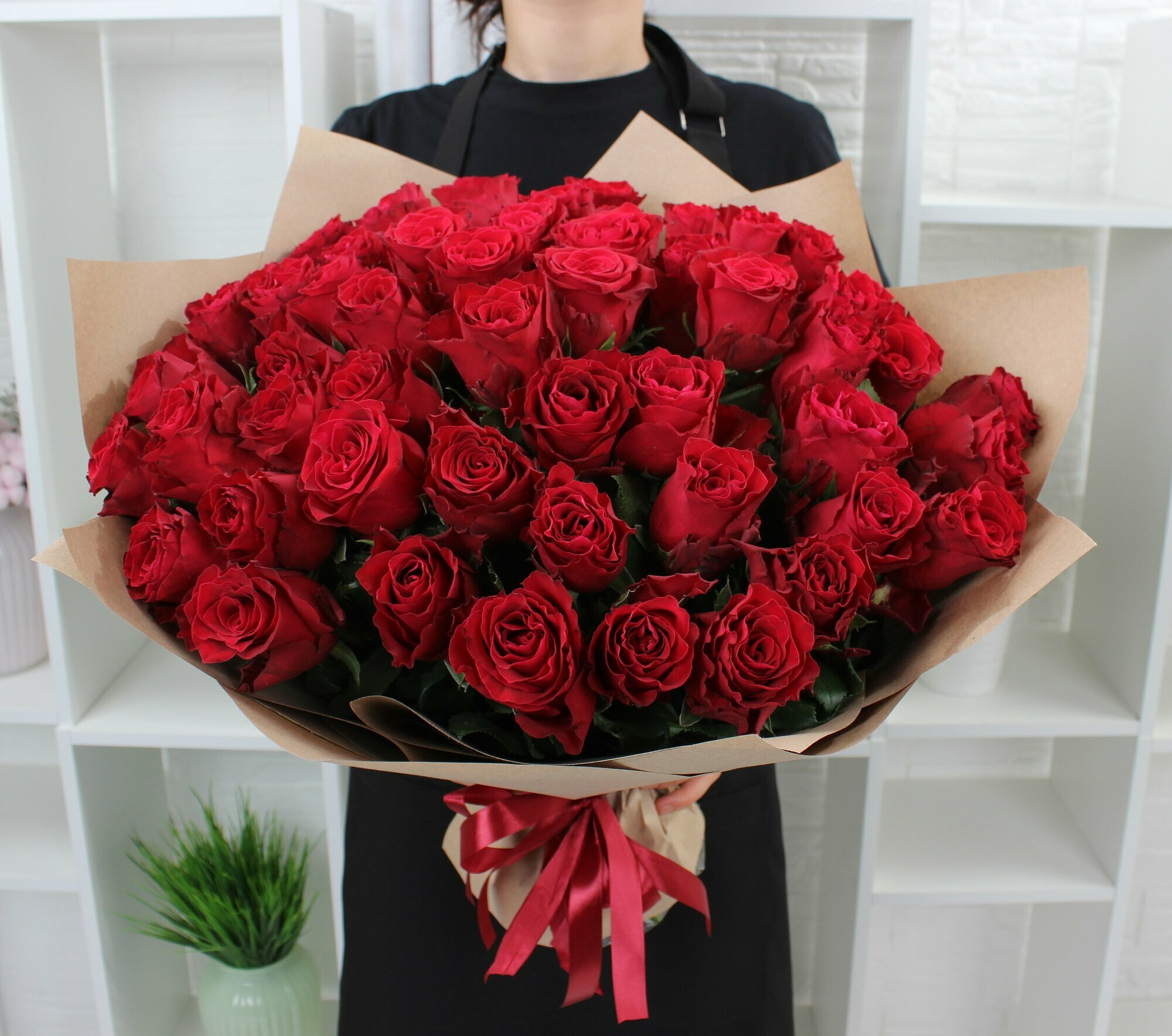 Монобукет THE FLOREAL красная роза 51 штука, высота 60 см, с бантом