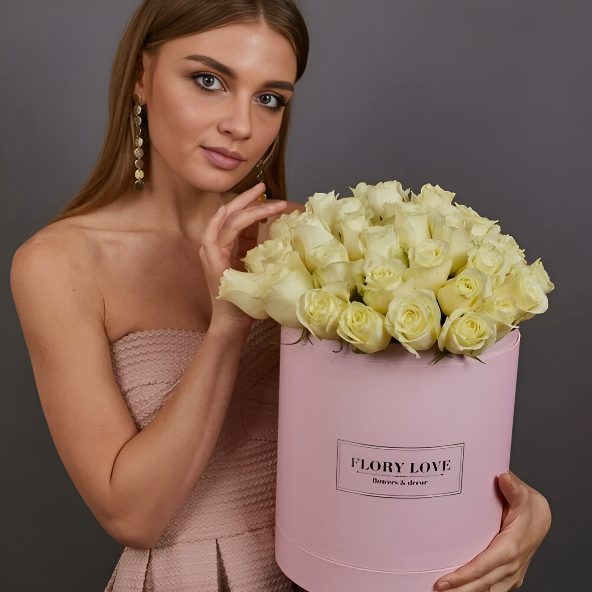 Стильная композиция из 51 белой розы в шляпной коробке. Для любимых.