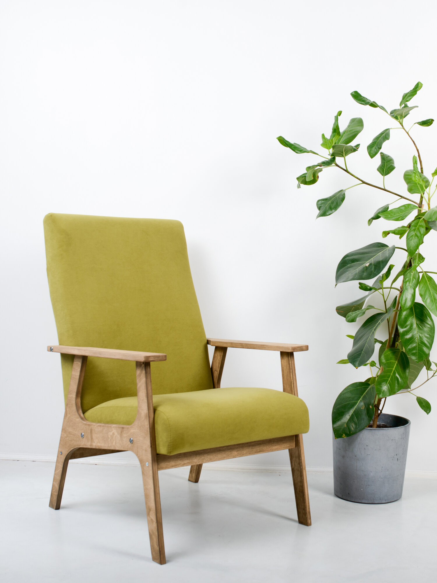 Кресло MOLECO Flow, мягкое, высокое, с подлокотниками, цвет оливковый