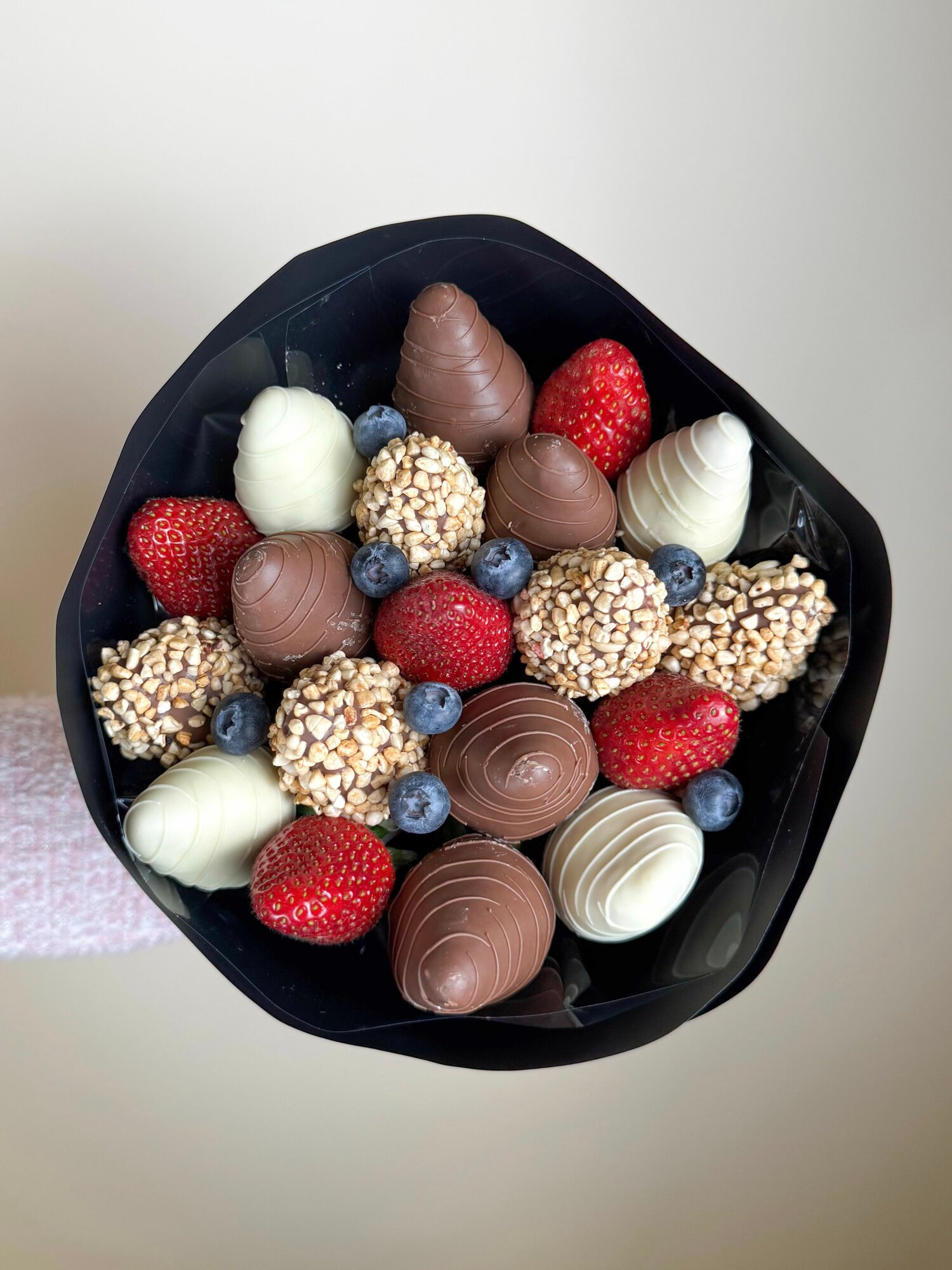 Подарочный букет из клубники в шоколаде "Sweet pleasure" 19 ягод