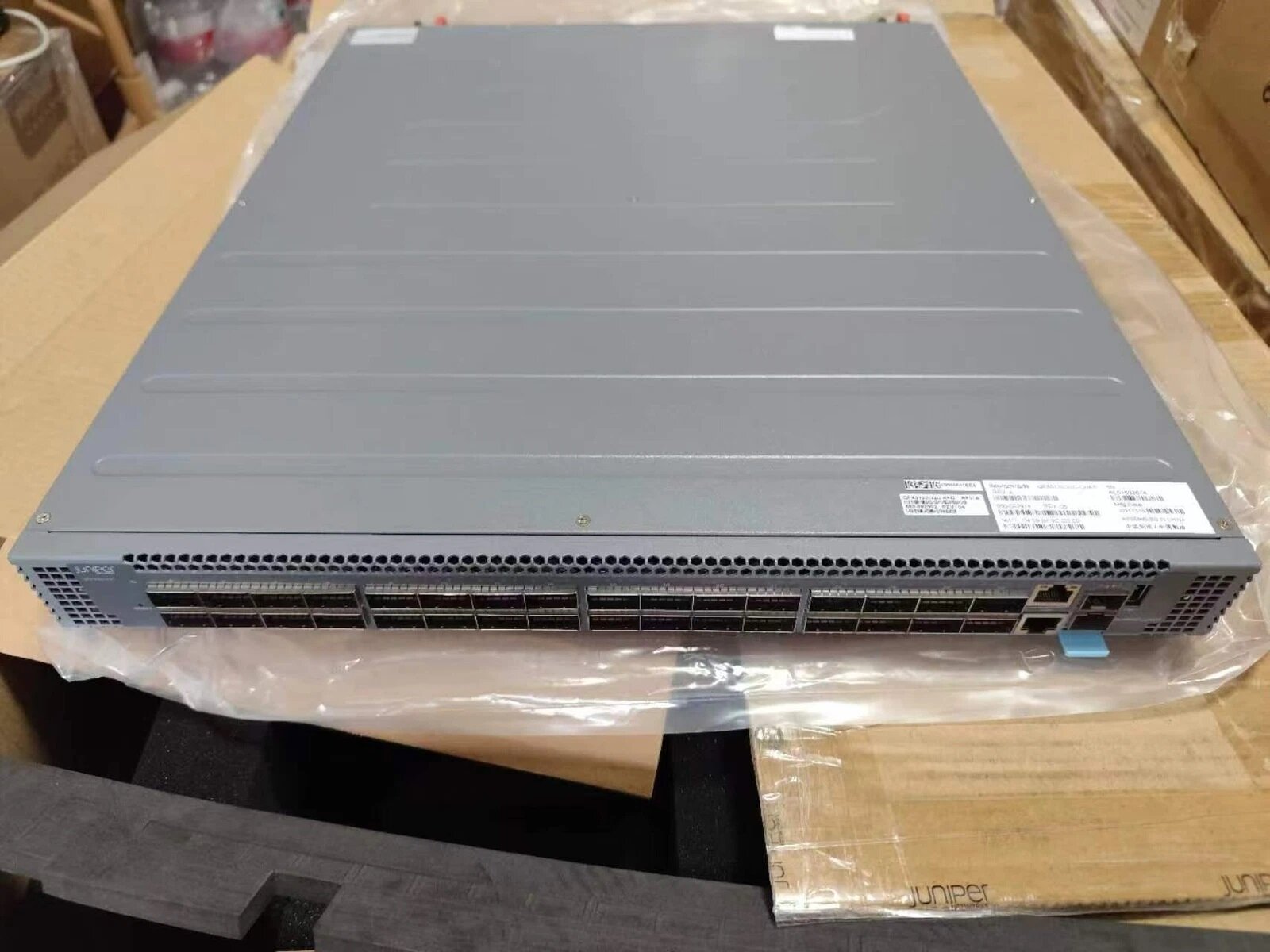 Коммутатор JUNIPER QFX5120-32C-AFO QFX5120-32C, 32x100GbE, 1U, AC airflow OUT