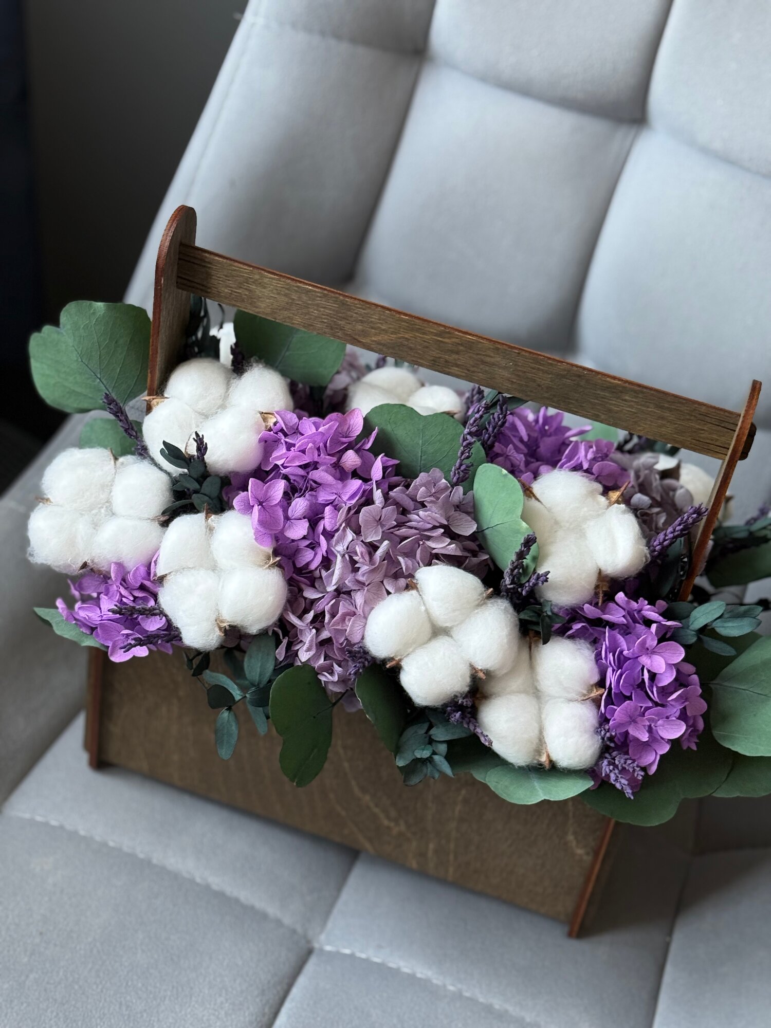 Композиция в ящике из гортензии, хлопка и лаванды