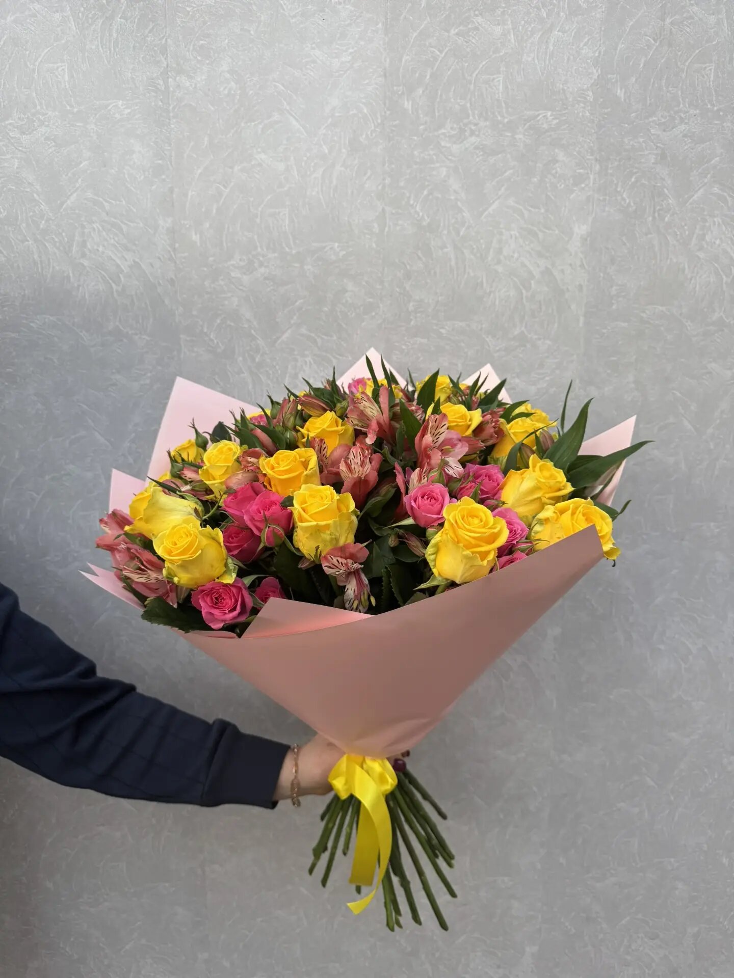 Сборный букет из одноголовых роз, кустовых роз и альстромерии