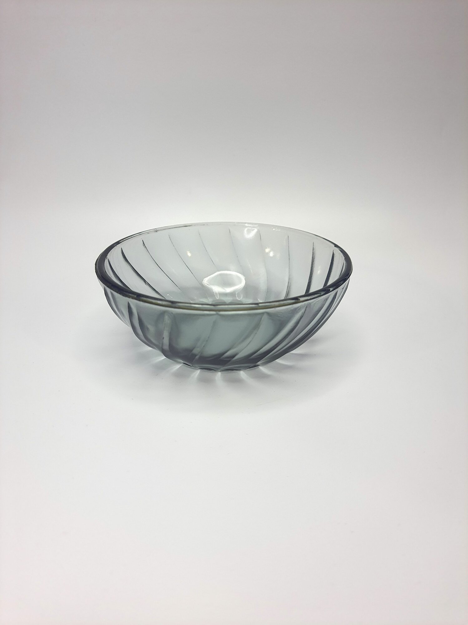 Винтажная сервировочная ваза, салатник, дымчатое стекло, рельефный узор, 12 см, СССР, 80-е