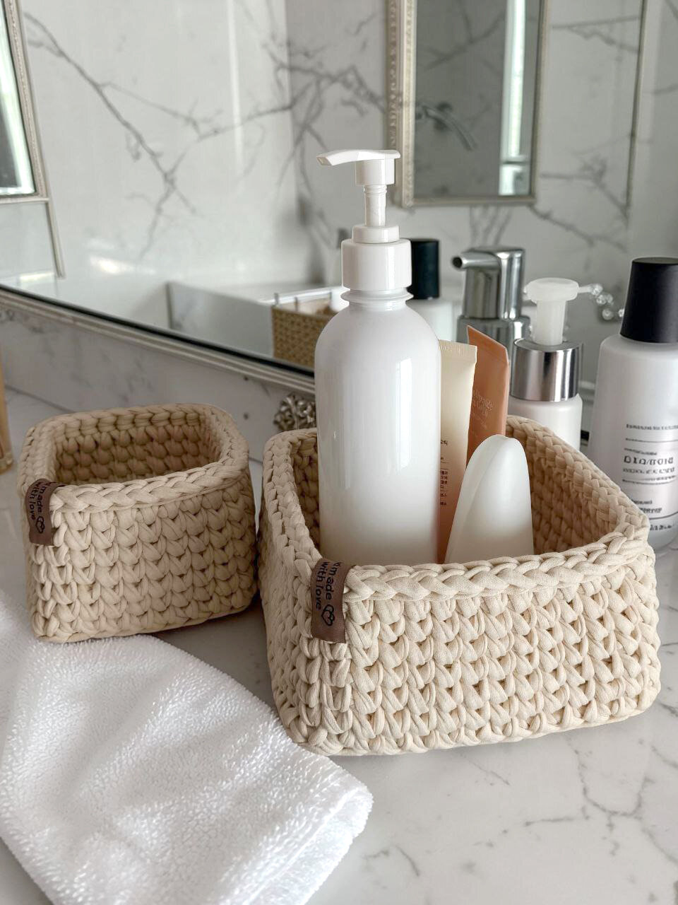 Набор вязаных корзинок цвета слоновая кость для дома