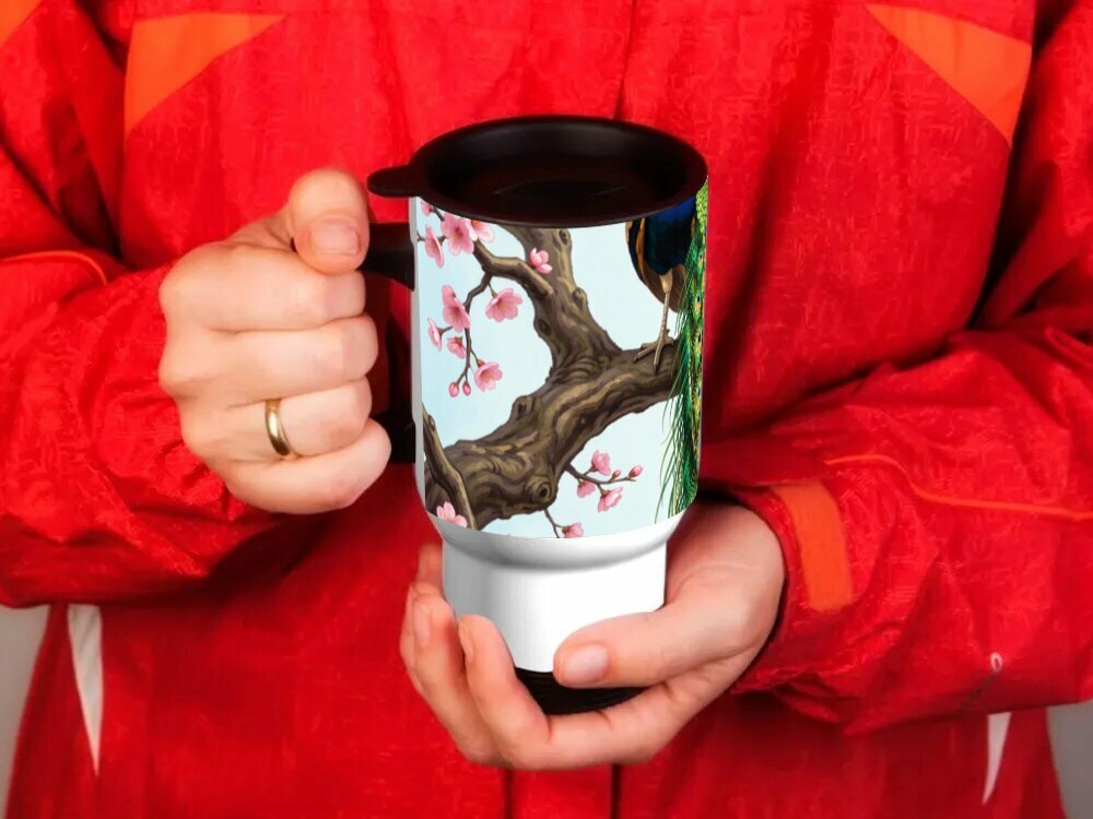 Тремокружка для авто с принтом "Павлины на цветущих ветвях. Два ярких павлина на изогнутых древесных ветвях среди розовых весенних лепестков. Насыщенные сине-зеленые оттенки." 0.5 л.