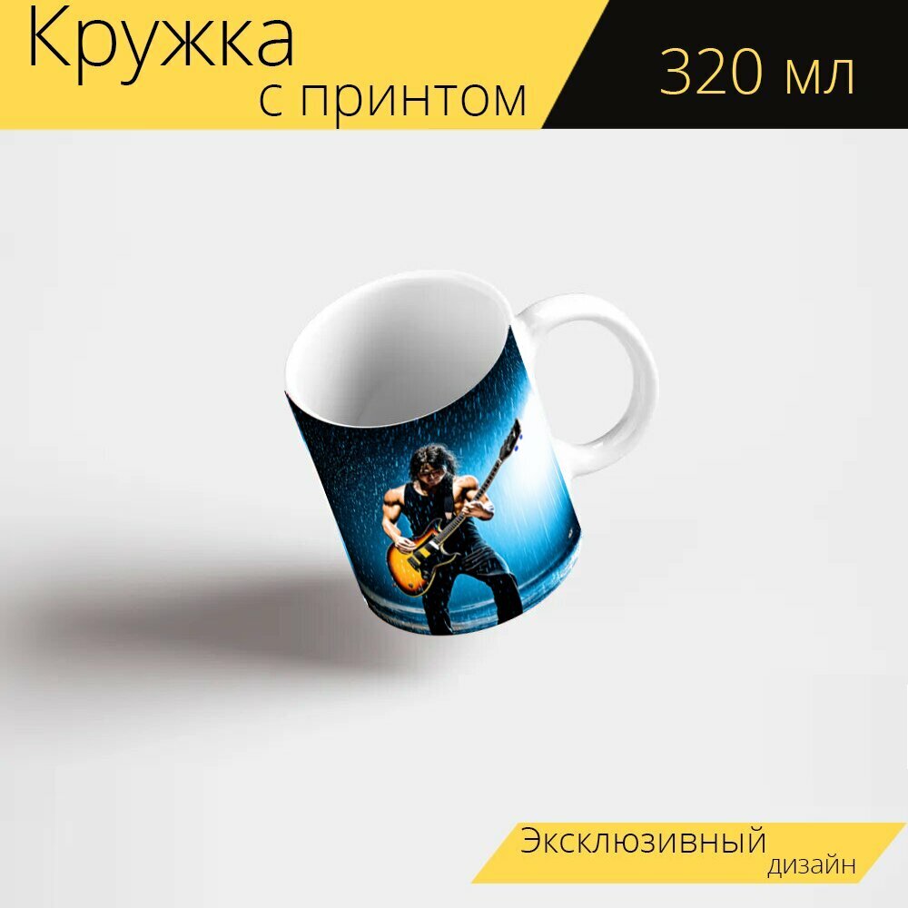 Кружка с рисунком, принтом "Молодой человек с длинными влажными волосами, играющий на гитаре под дождем. Он одет в облегающий черный топ и брюки, которые выглядят мокрыми от." 320 мл.